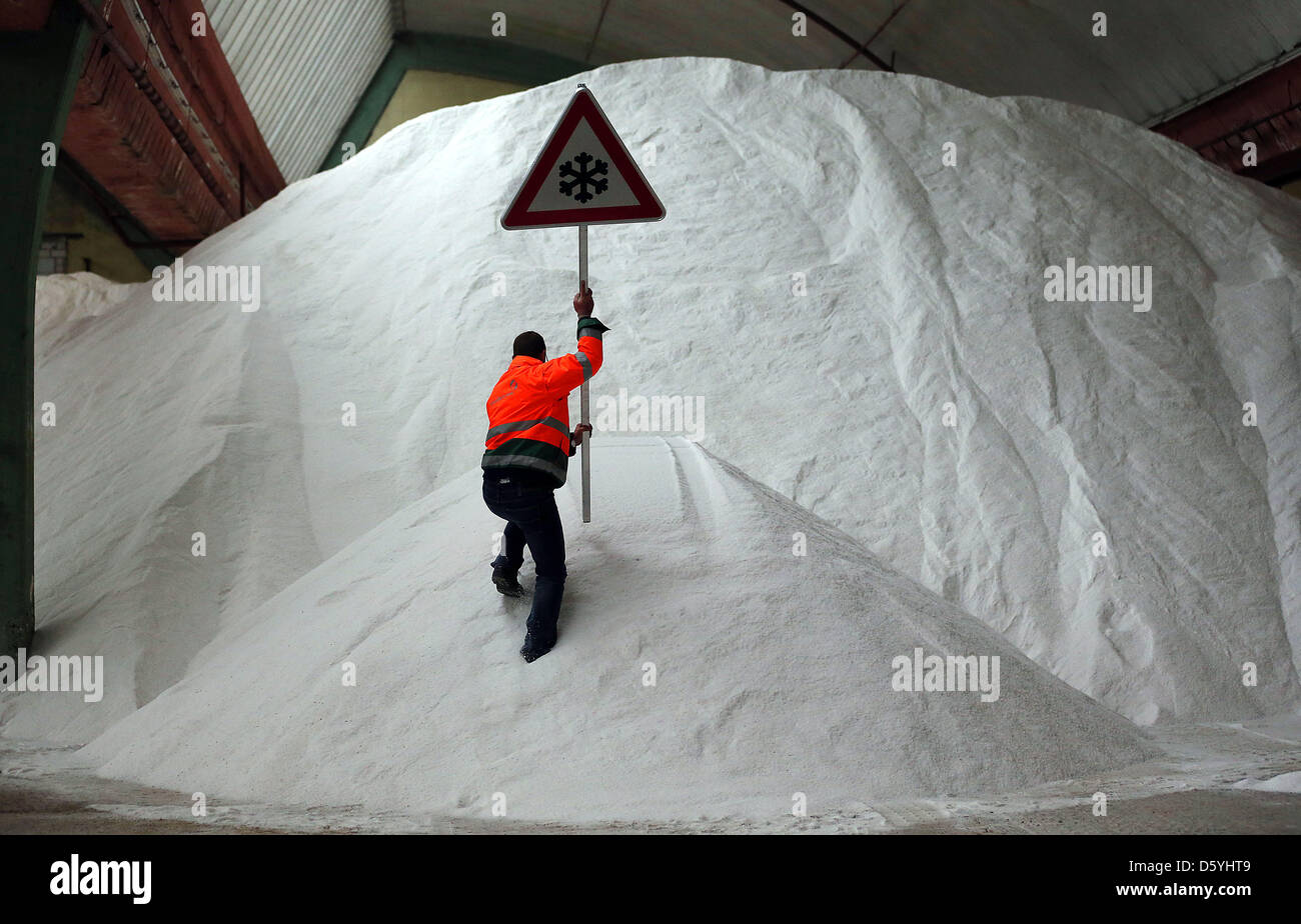 An employee of the road patrol carries an ice warning sign into a hall ...