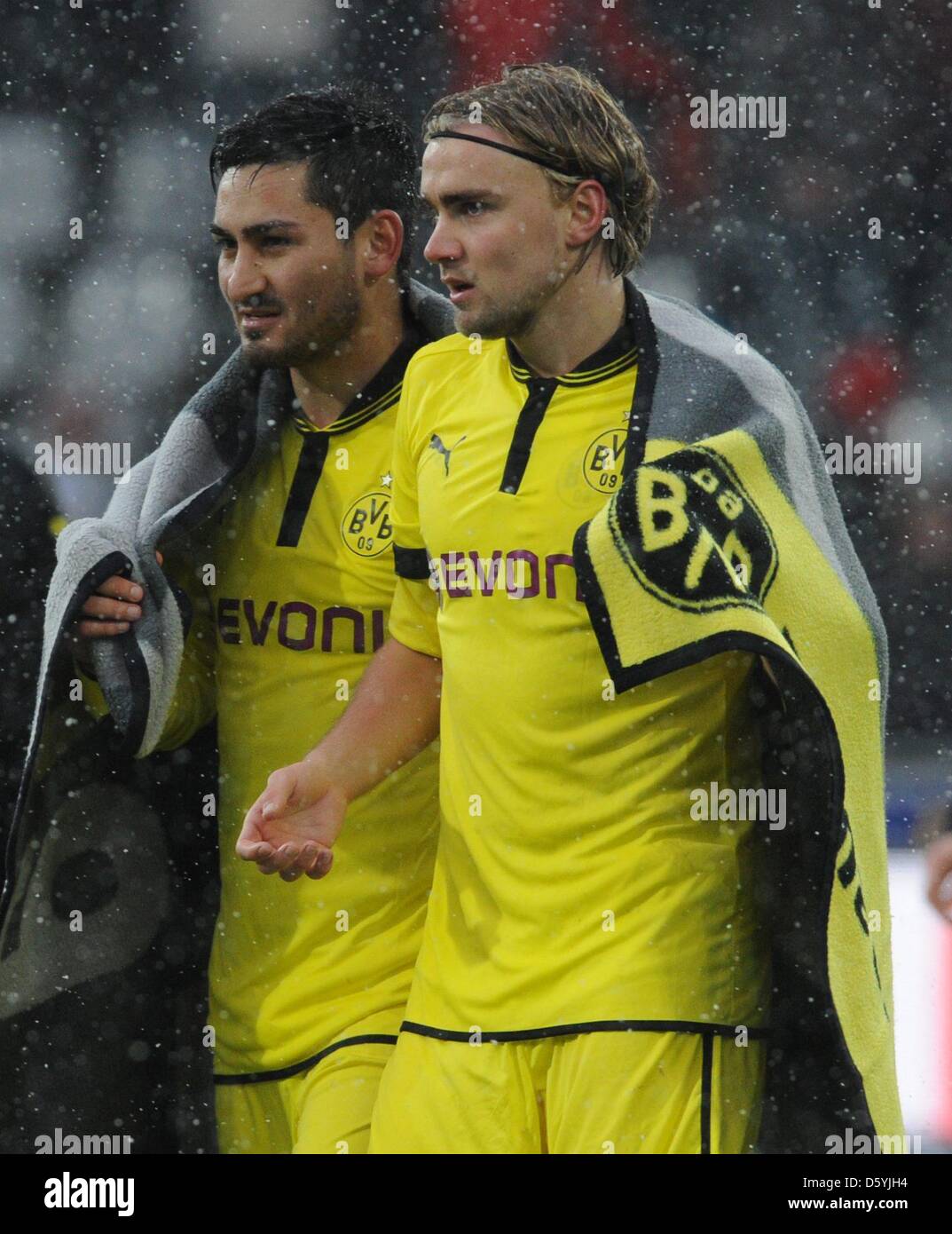 Dortmund's Ilkay Gundogan (L) and Marcel Schmelzer leave the pitch ...