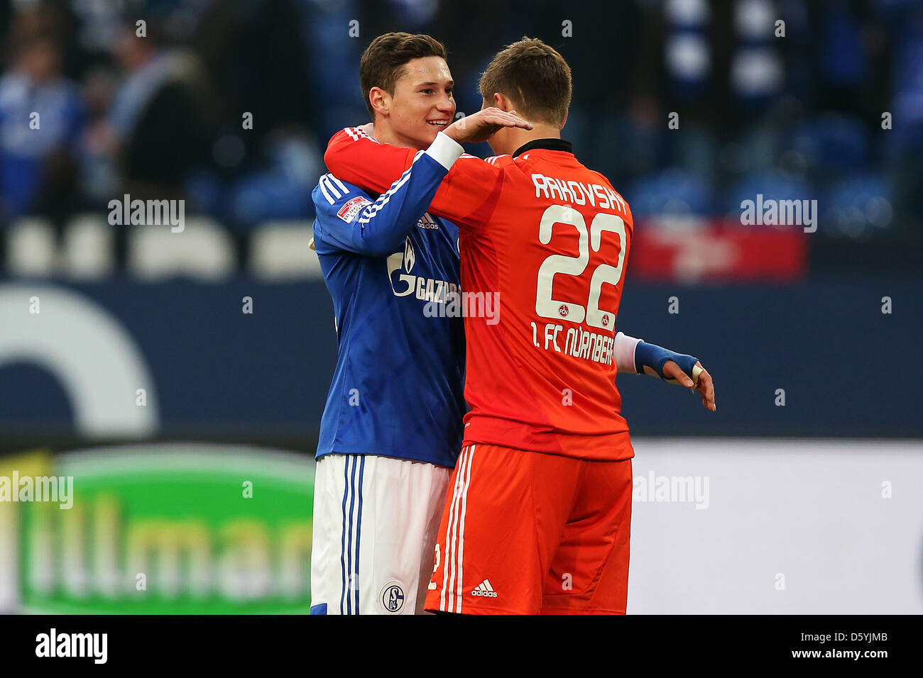 Schalke's Julian Draxler (l) and Nuremberg's Patrick Rakovsky are ...