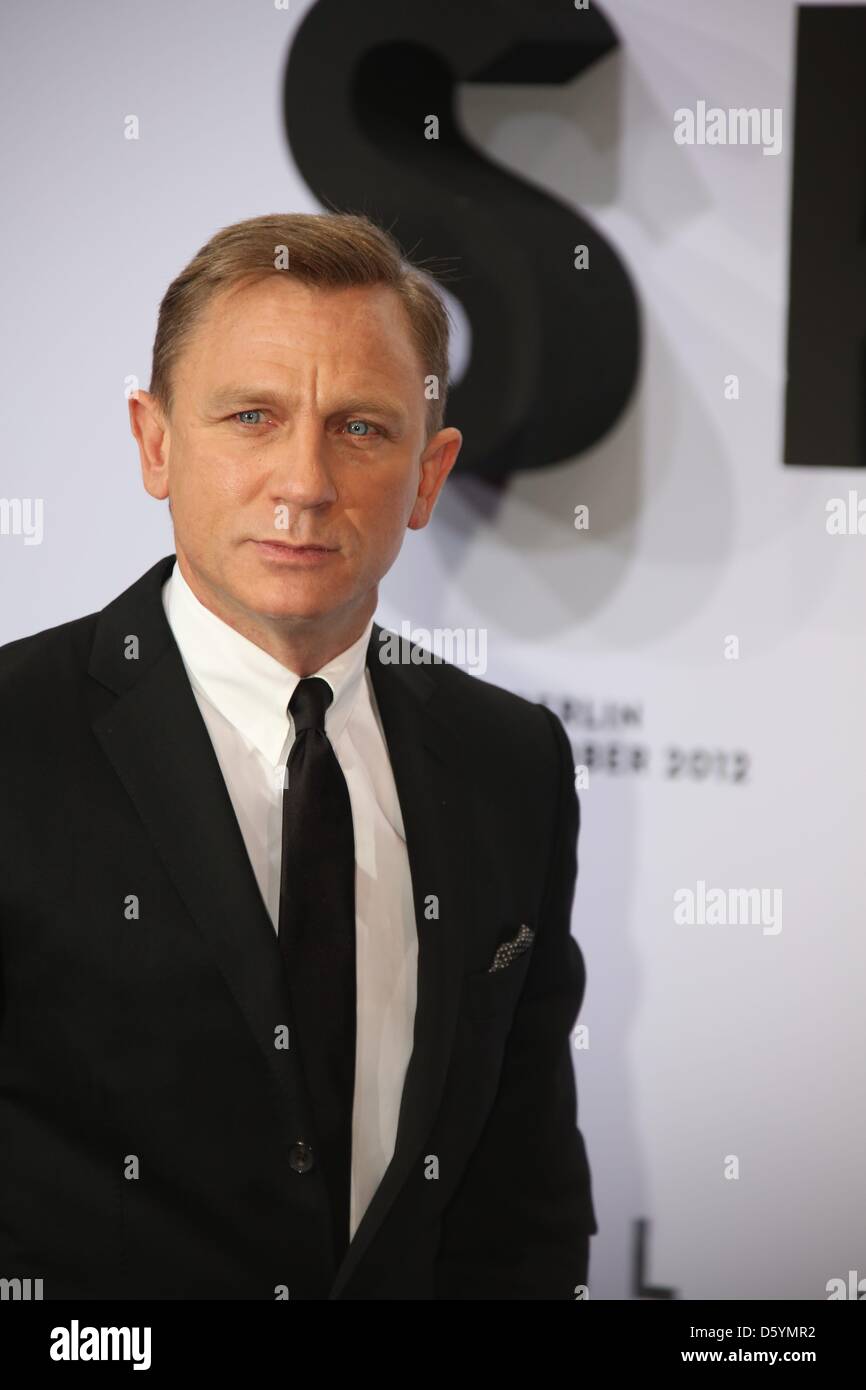 Actor Daniel Craig arrives at the German Premiere of "Skyfall" at ...