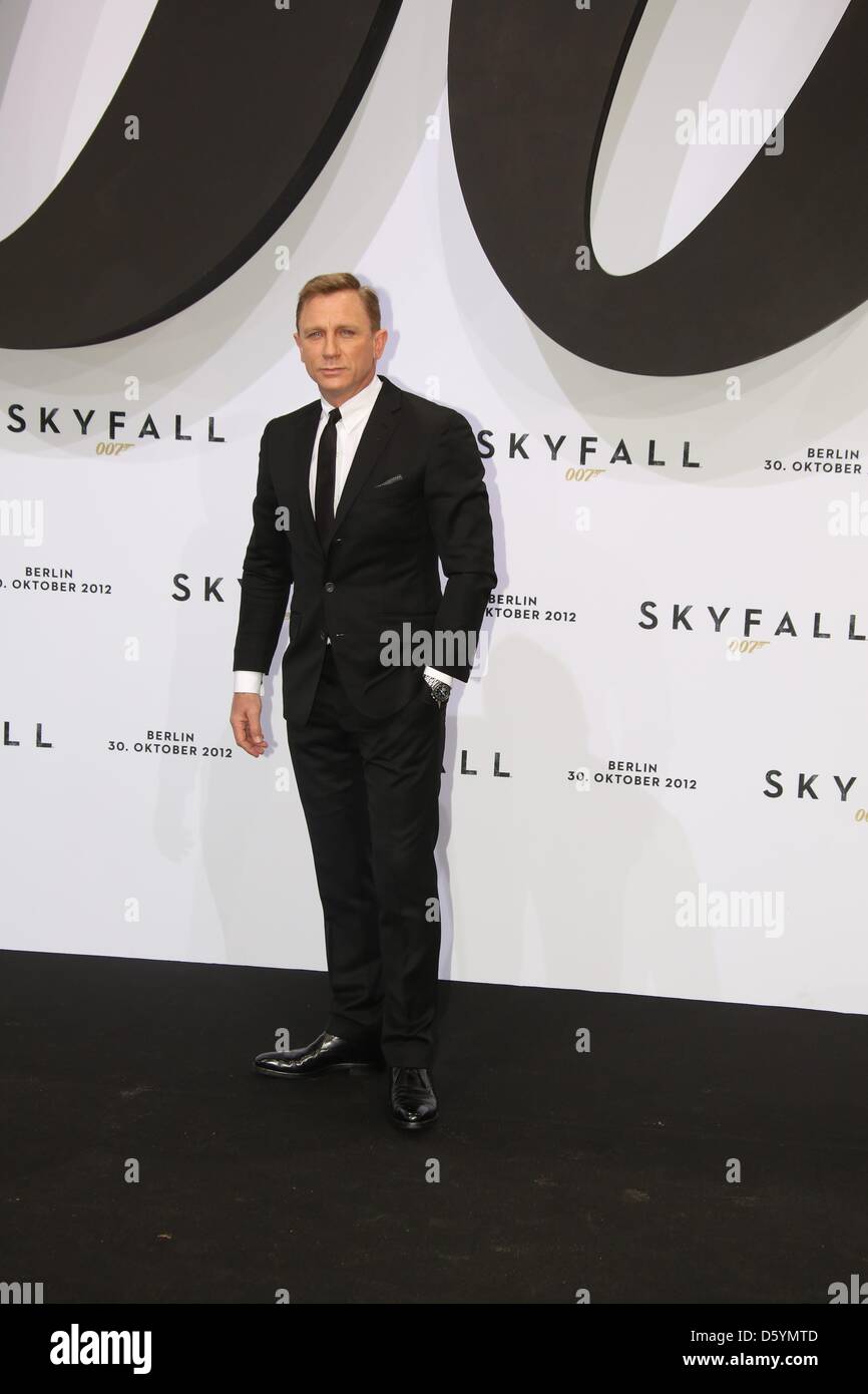Daniel craig skyfall hi-res stock photography and images - Alamy