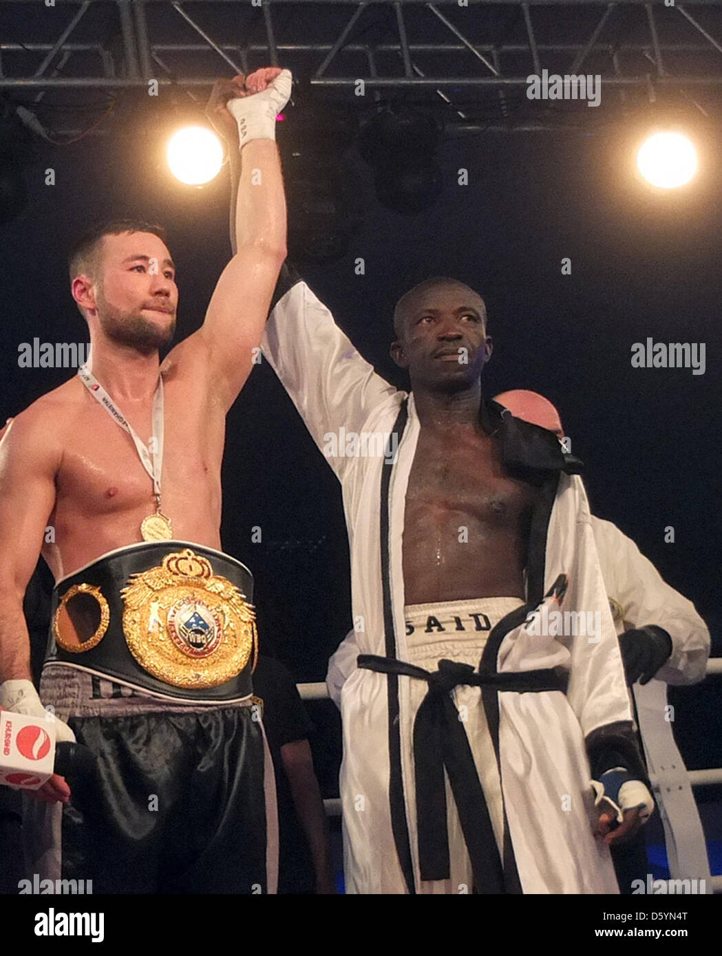 Tanzanian middleweight Said Mbelwa (right) declares victorious Afghan ...