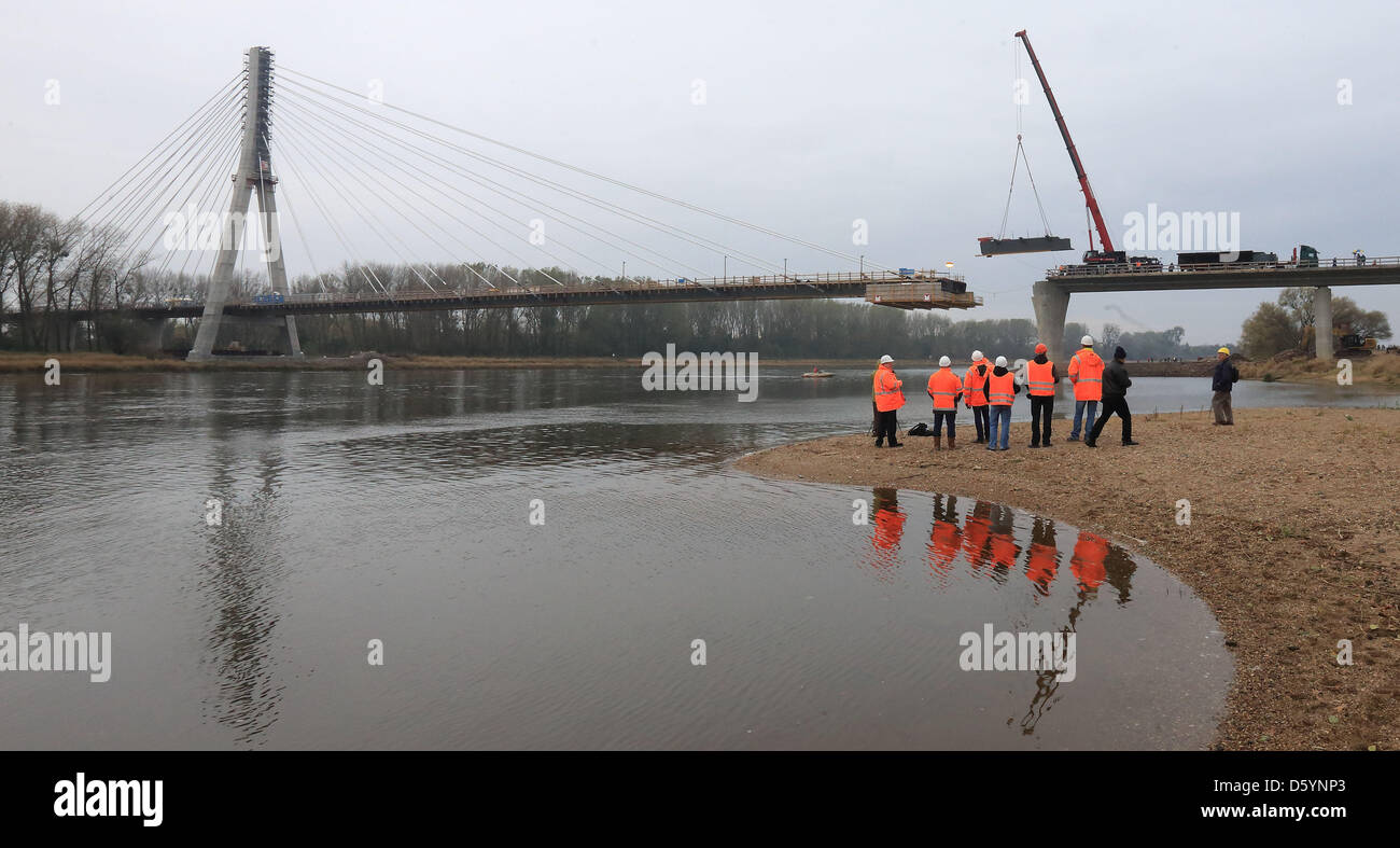 The final steal segments are installed at the new Elbe Bridge in ...
