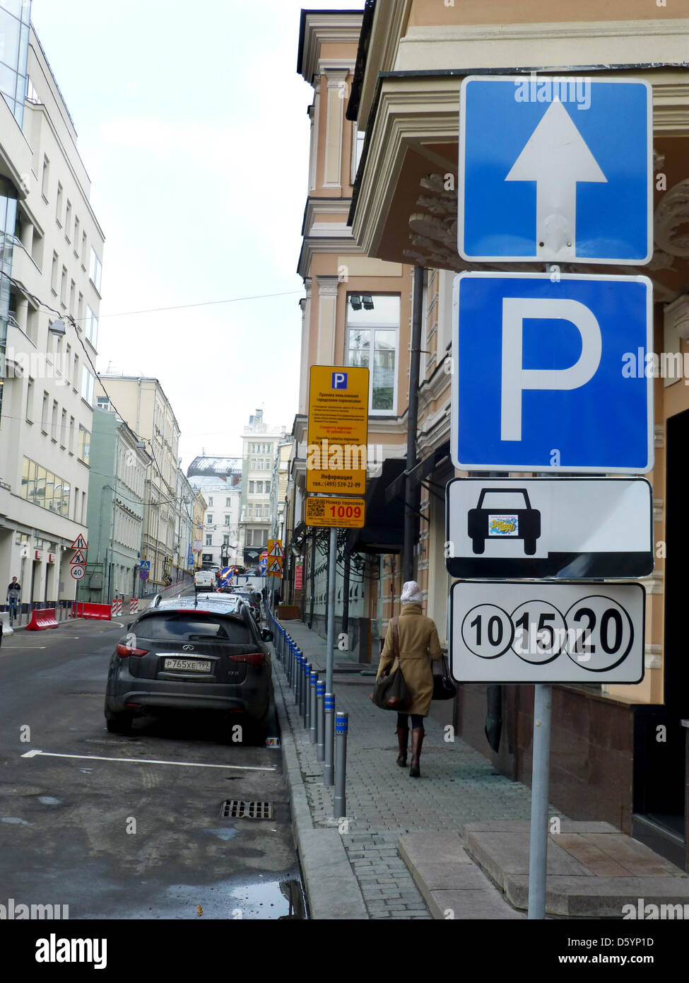 Traffic signs signify newly-installed metered parking spots in Moscow ...