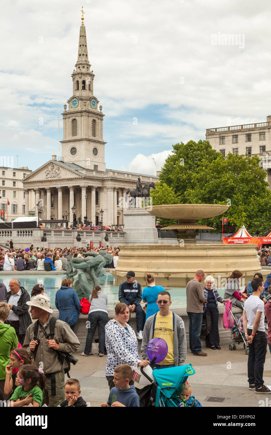 Crowd trafalgar square hi-res stock photography and images - Alamy