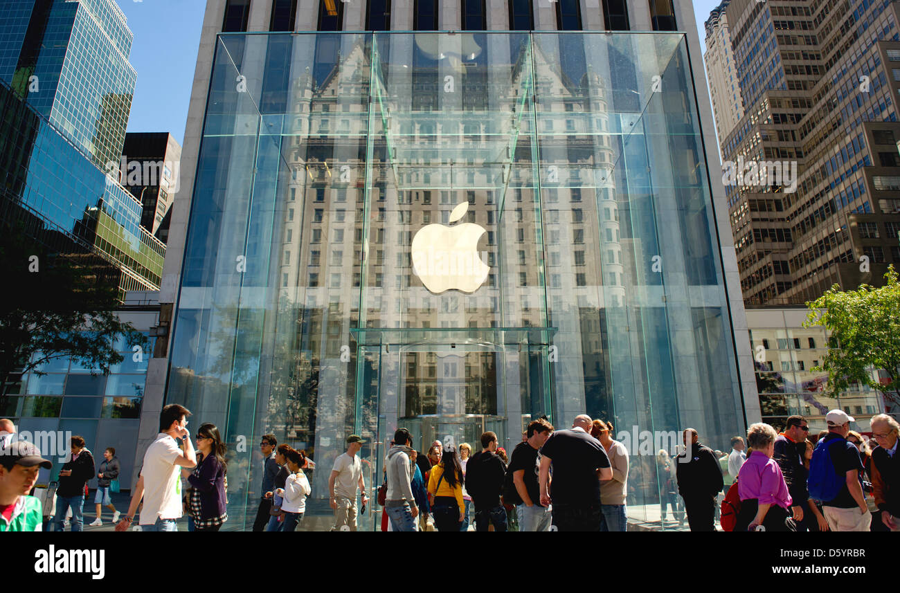 The Apple Store on 5th Avenue is pictured in New York City, USA, 23 ...