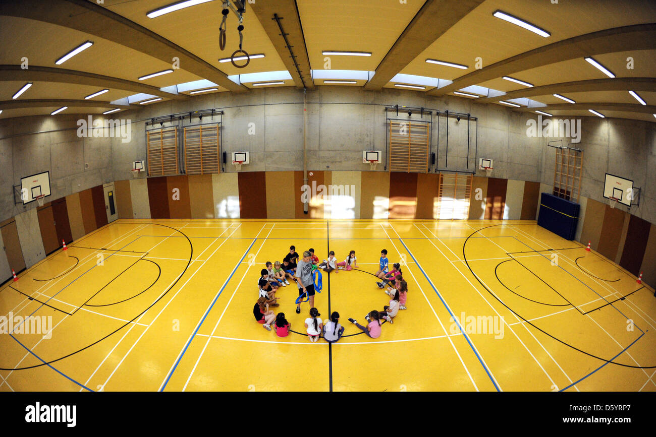 Students work out at a school gym in Hamburg, Germany, 19 October 2012 ...