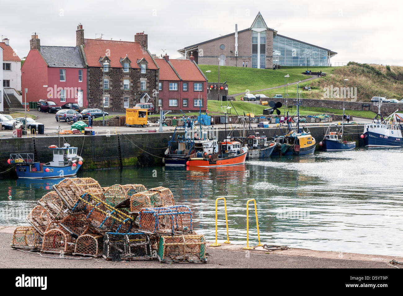 Dunbar old harbour hi-res stock photography and images - Alamy