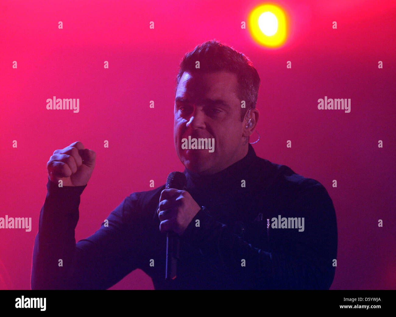 Singer robbie williams hi-res stock photography and images - Alamy