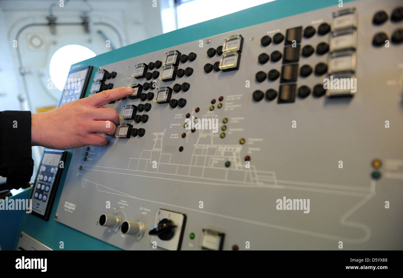 A recruit touches an operator panel on the corvette 'Braunschweig' is ...