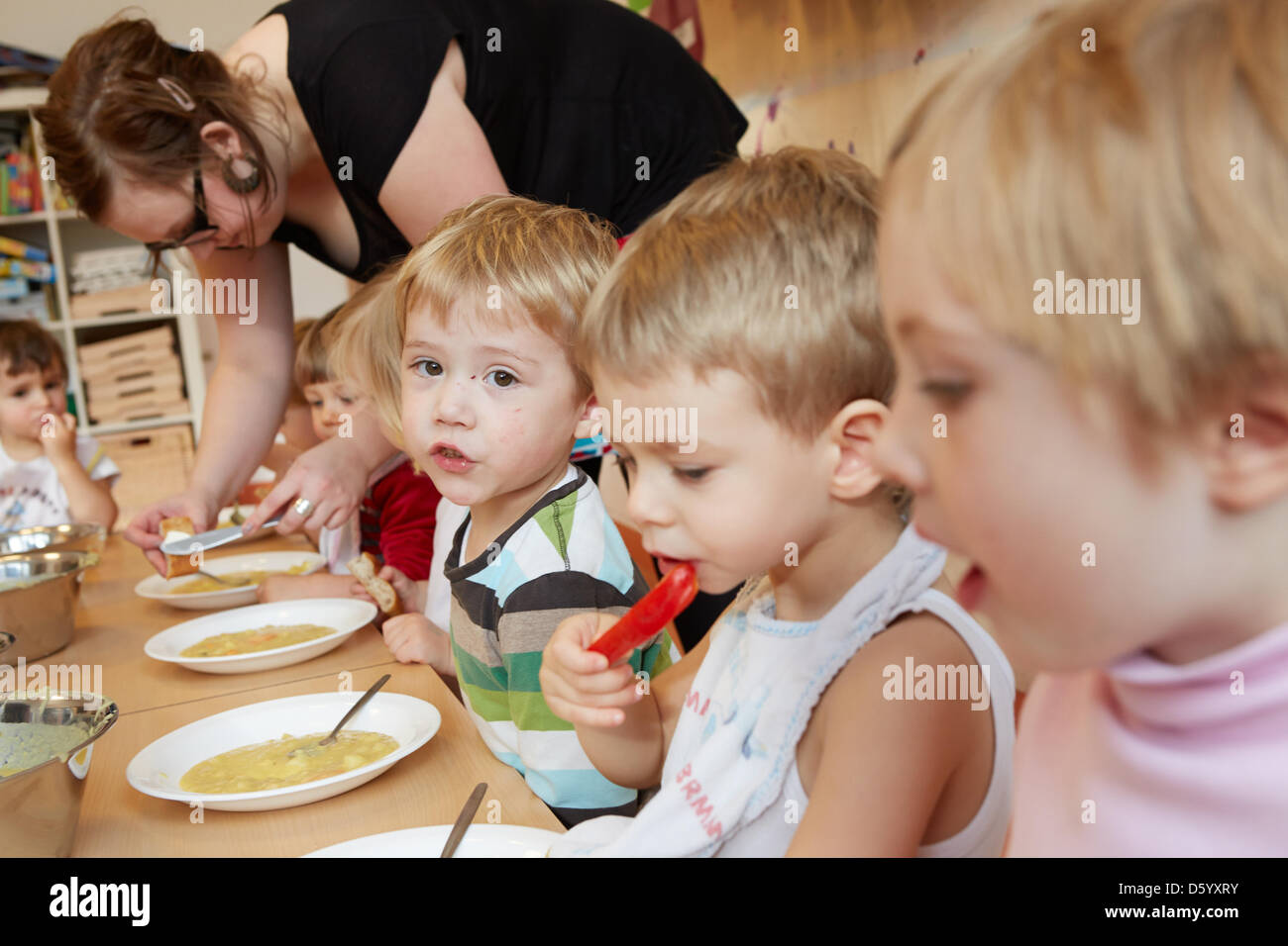 Daycare teacher Franziska Krogmannn helps kids during lunch at 'Mucklas ...