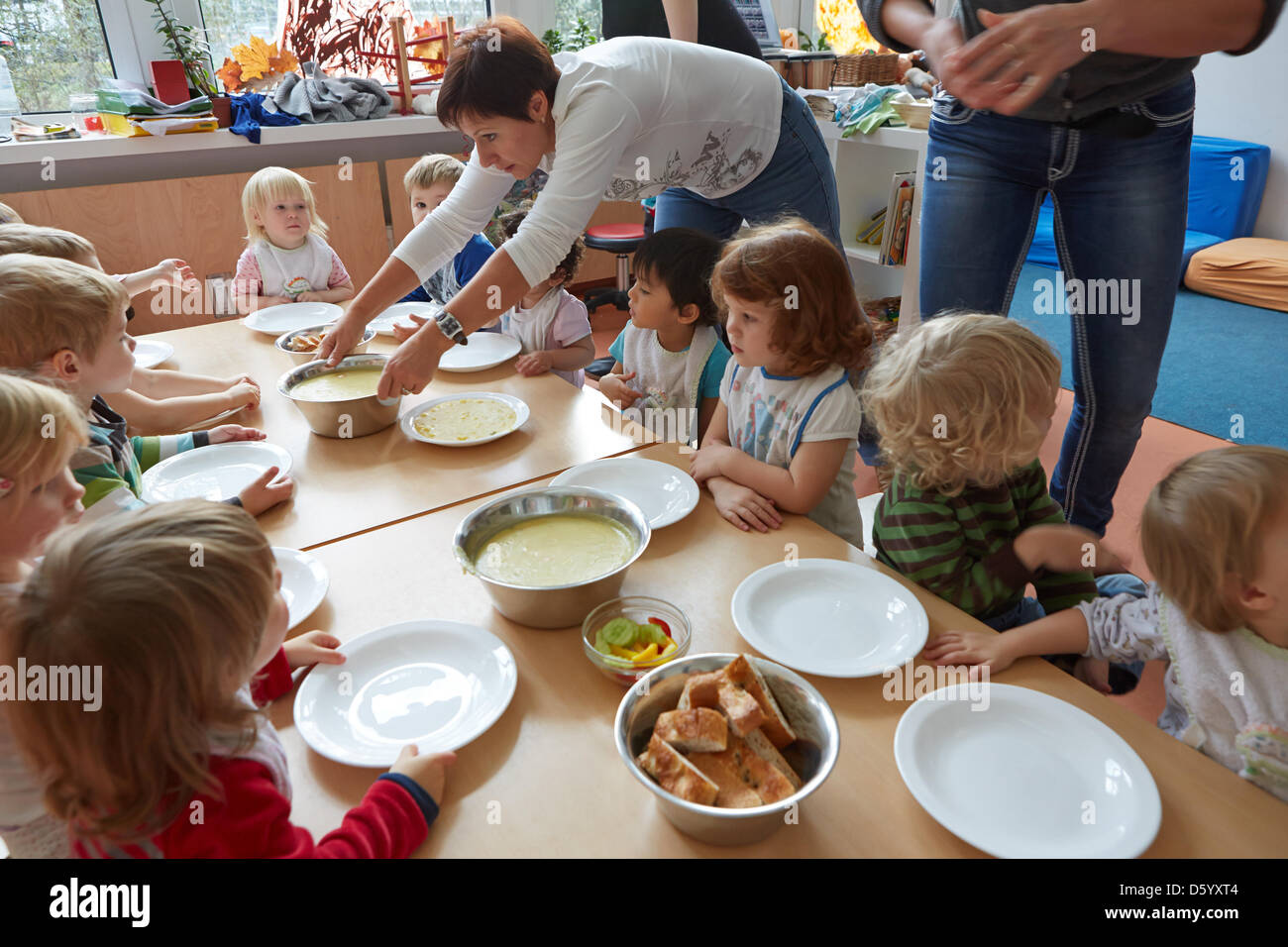 Daycare children eat lunch at 'Mucklas' child daycare in Hamburg ...