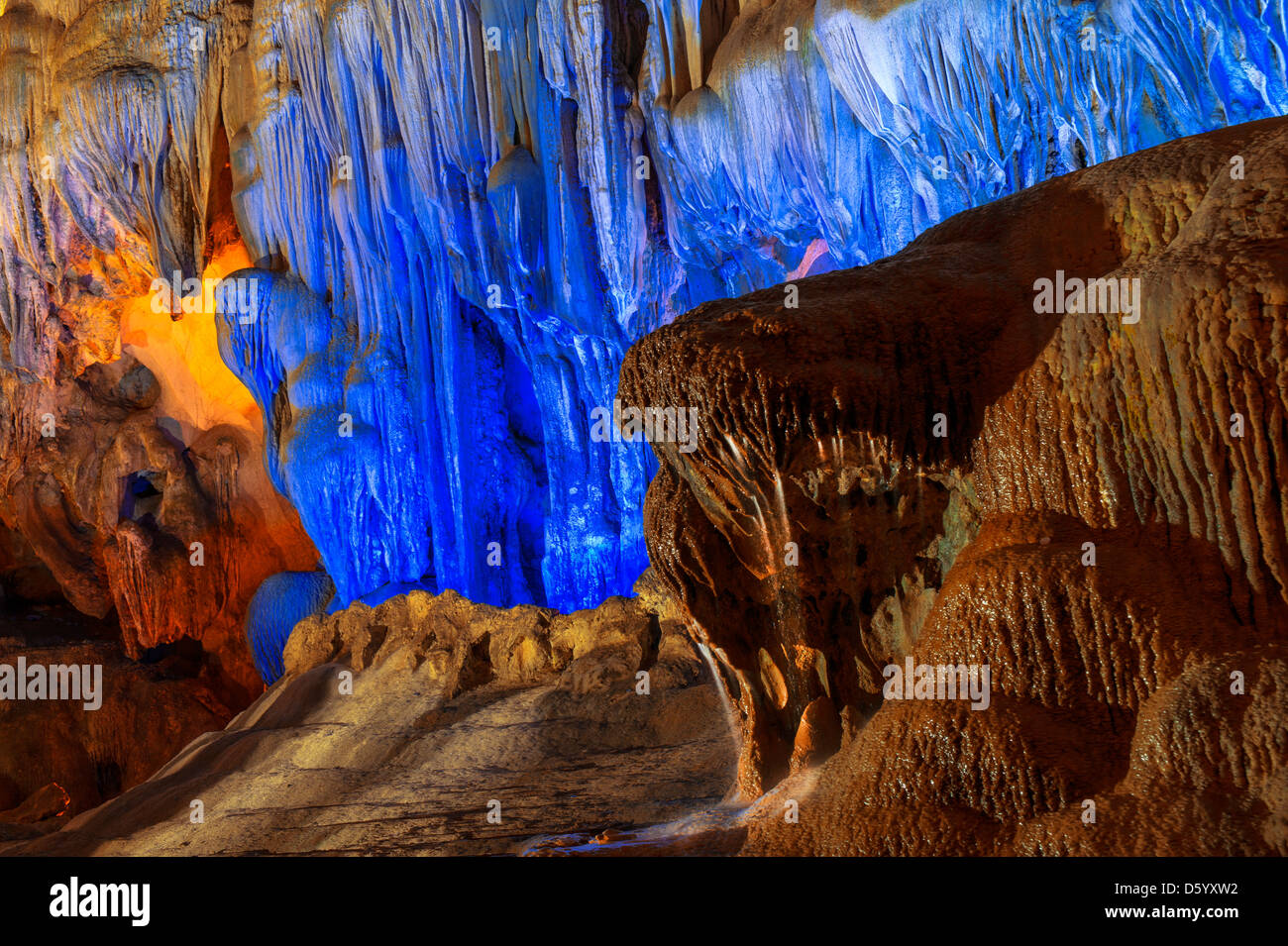 Dau Go Cave. Halong Bay, North Vietnam Stock Photo - Alamy