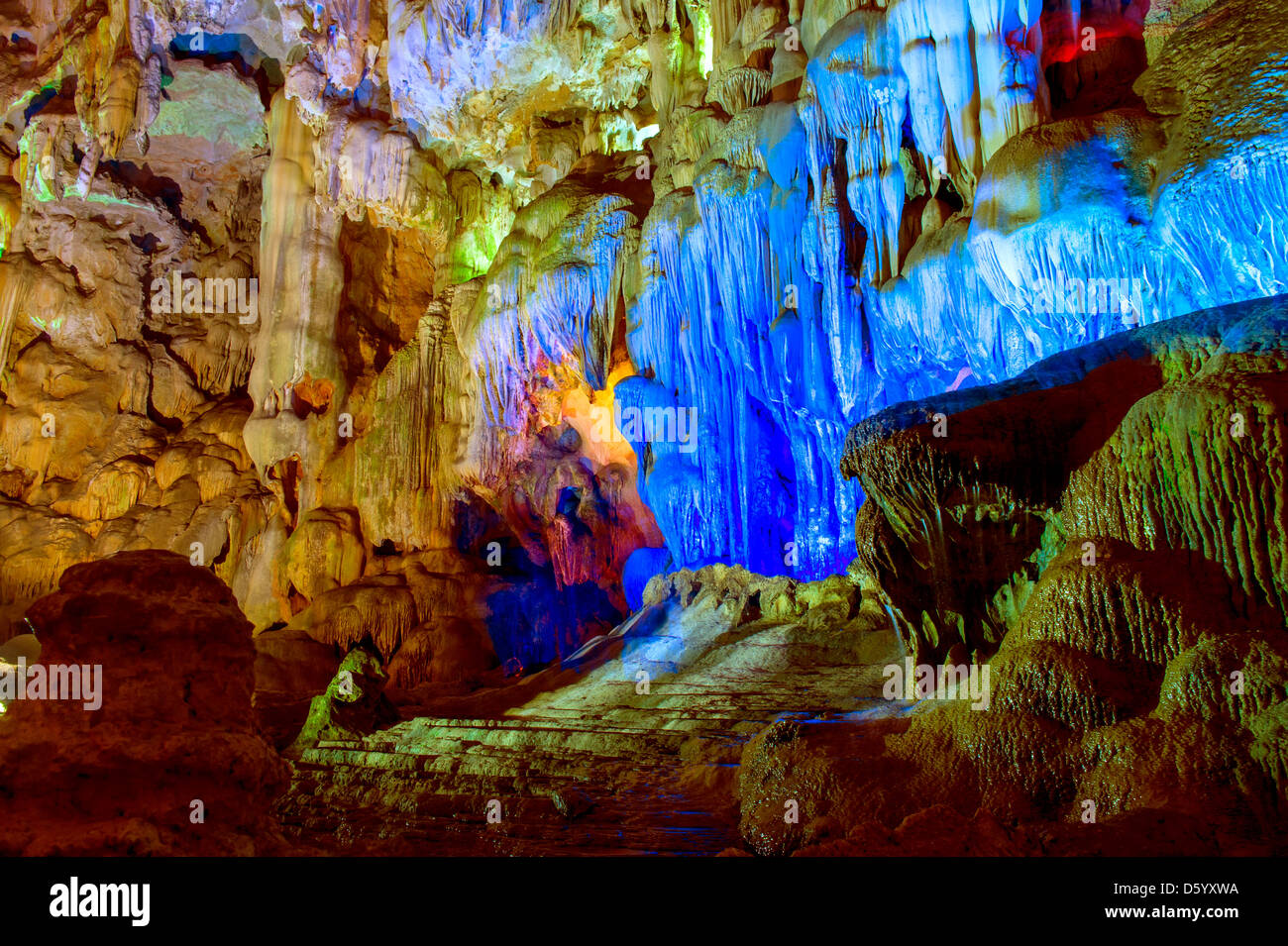 Ha Long Bay. Dau Go Cave. North Vietnam Stock Photo - Alamy