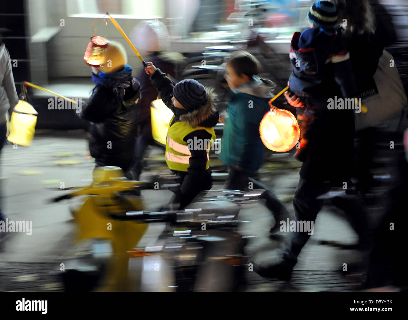 Children with lanterns walk with their parents in Berlin-Kreuzberg ...