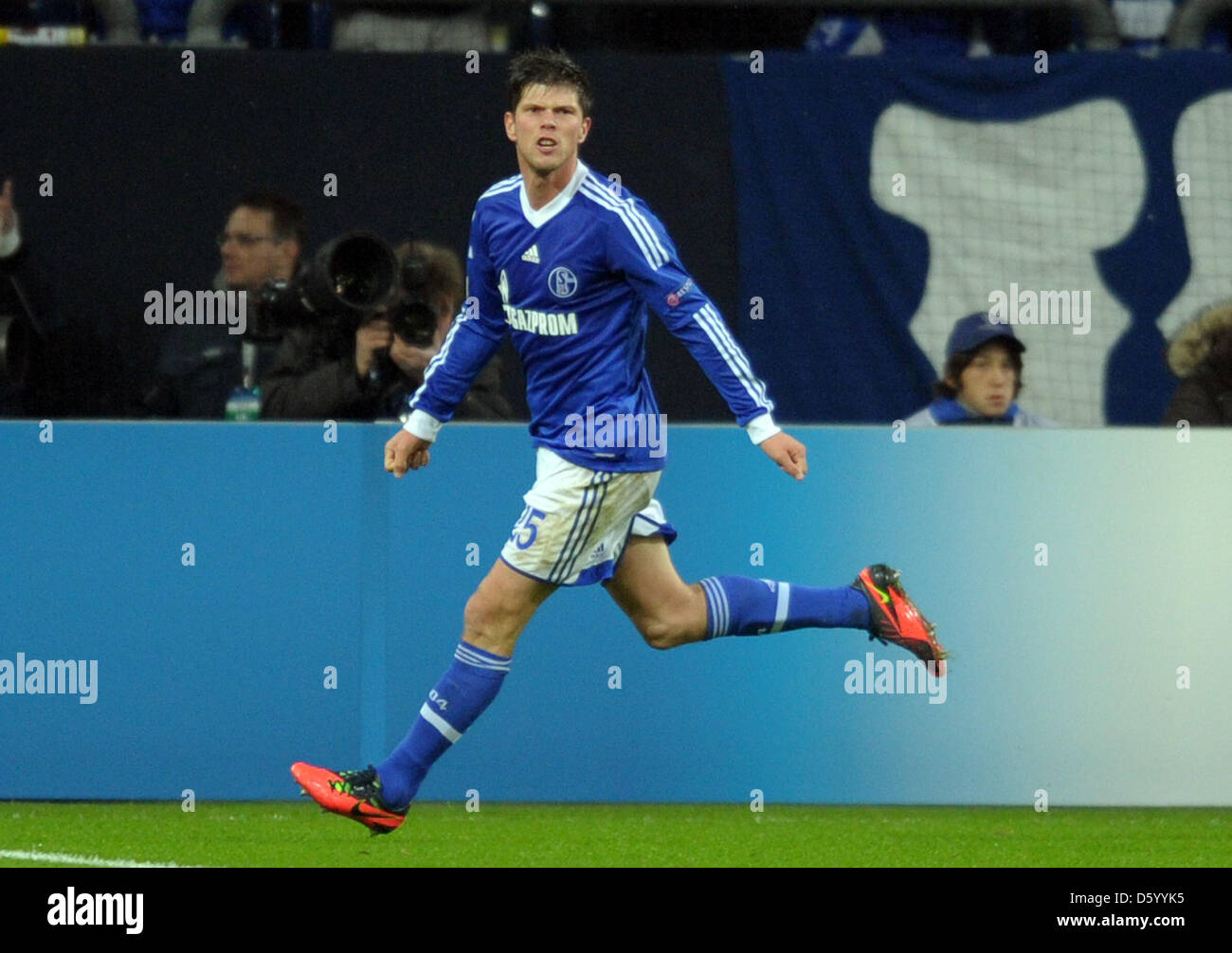 Schalke's Klaas-Jan Huntelaar celebrates after scoring the 1-2 during ...