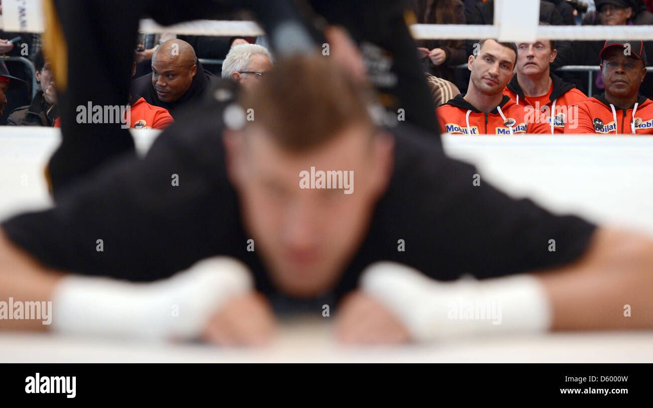 Boxing world champion Wladimir Klitschko (BACKROW, 3-R) follows a press ...