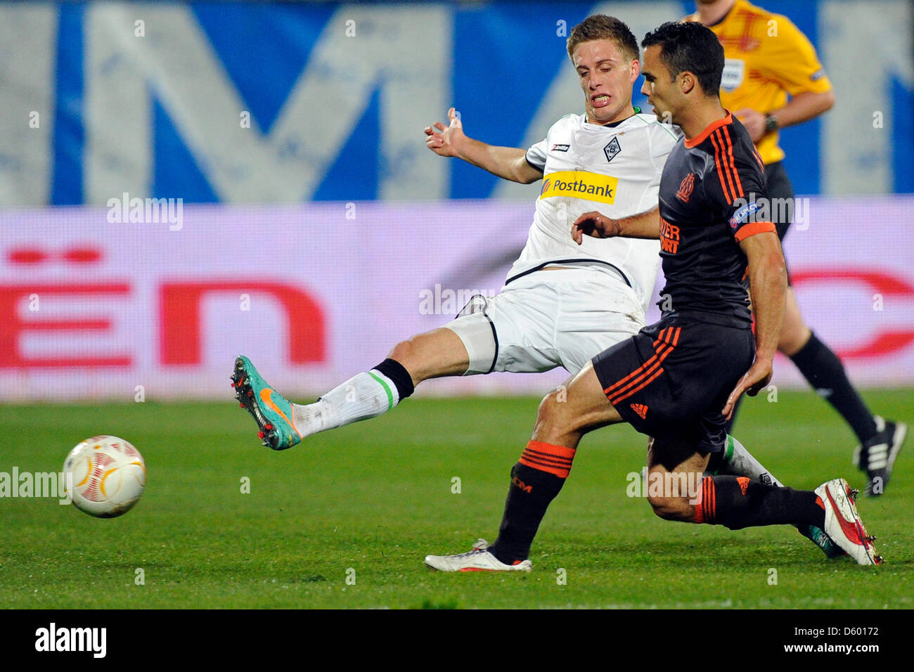 Moenchengladbach's Patrick Herrmann (l) and Jeremy Morel of Marseille ...