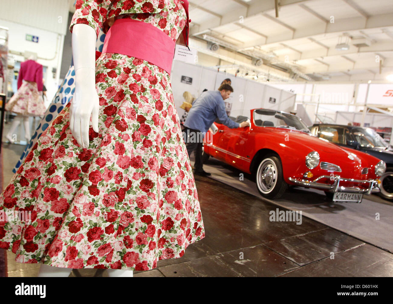 An exhibitor polishes a VW Karmann from the 1960s at the trade fair ...