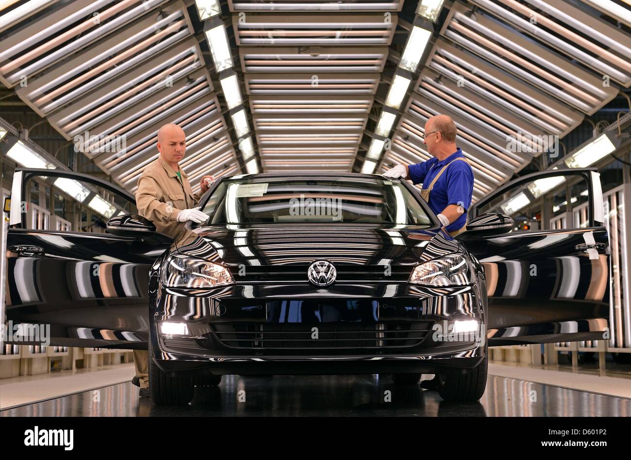 Mirko Richter and Michael Keil from Volkswagen Saxony check a new Golf ...