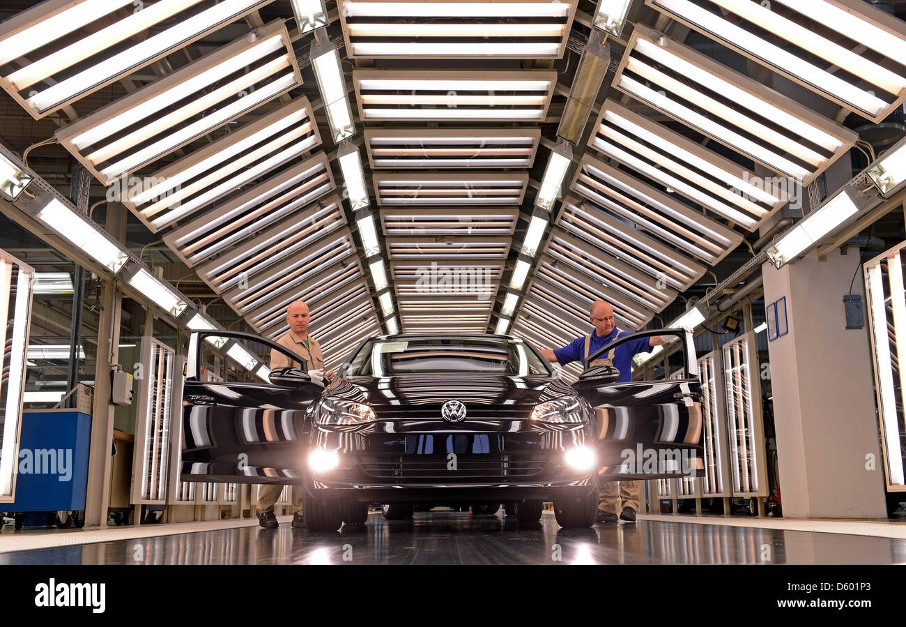 Mirko Richter and Michael Keil from Volkswagen Saxony check a new Golf ...