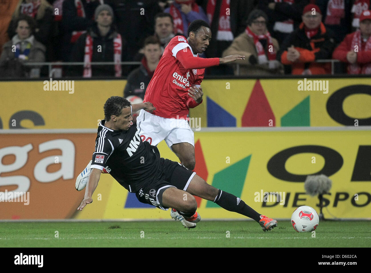 Mainz' Junior Diaz (above) and Nurembergs Timothy Chandler compete for ...