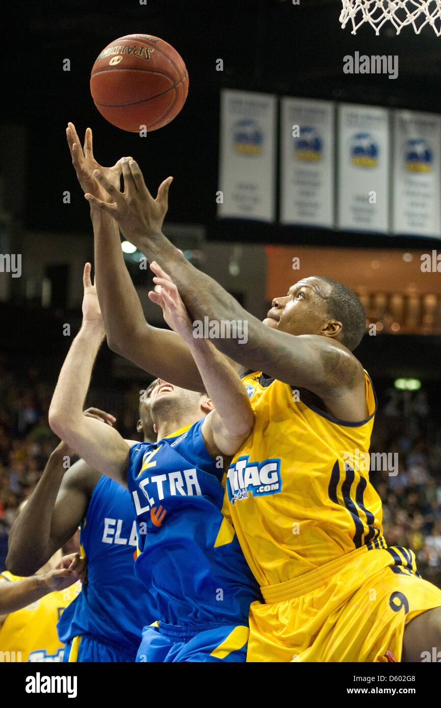 Berlin's Deon Thompson (r) is pictured during a basketball EuroLeague 5 ...