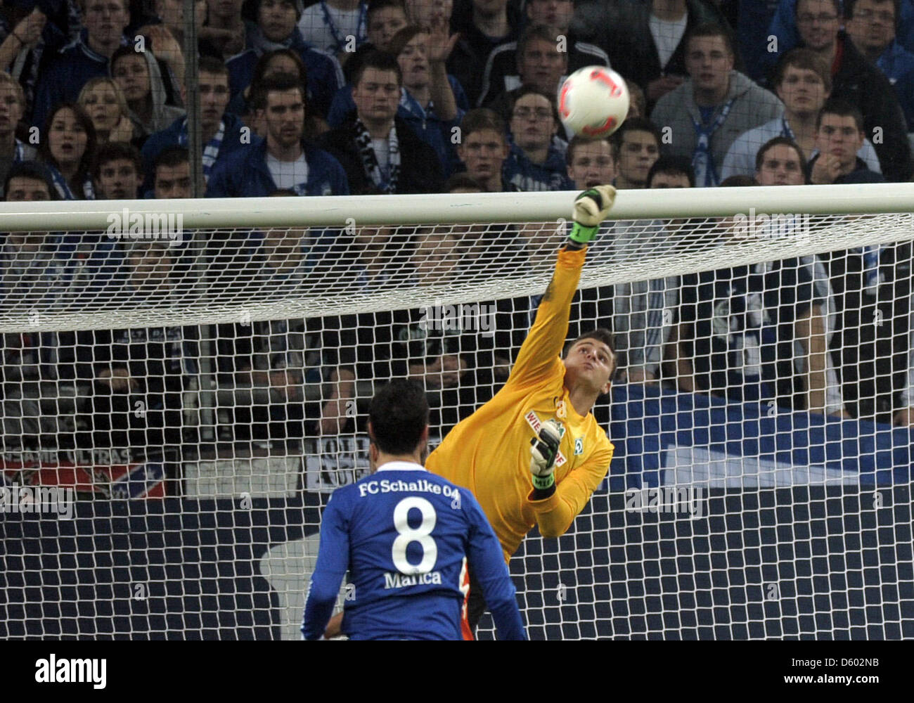 Schalke's Ciprian Marica (L) watches as Bremen's goalkeeper Sebastian ...