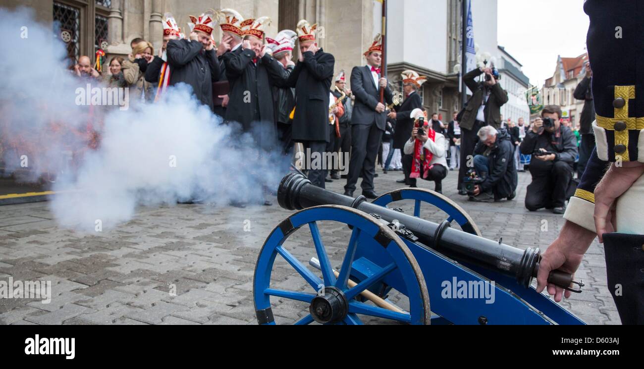 A shot from a confetti canon is the signal for the symbolical storming ...