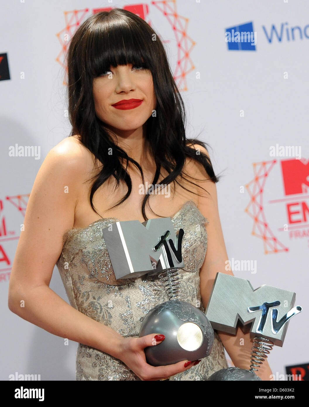 Canadian singer-songwriter Carly Rae Jepsen celebrates her awards in ...