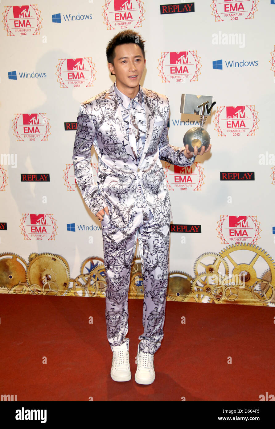 Chinese artist Han Geng poses with his award for Best Worldwide Act in ...