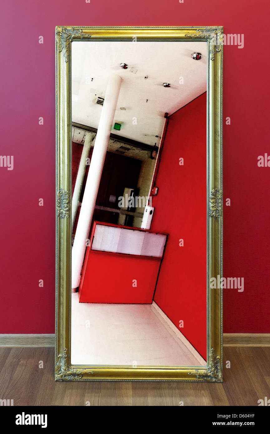 Golden frame mirror hi-res stock photography and images - Alamy