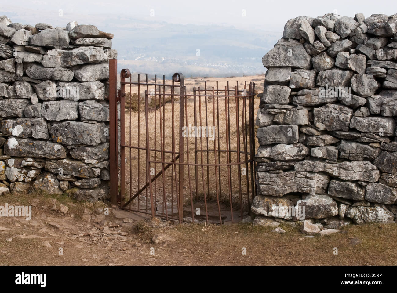 Stone and iron gate hi-res stock photography and images - Alamy