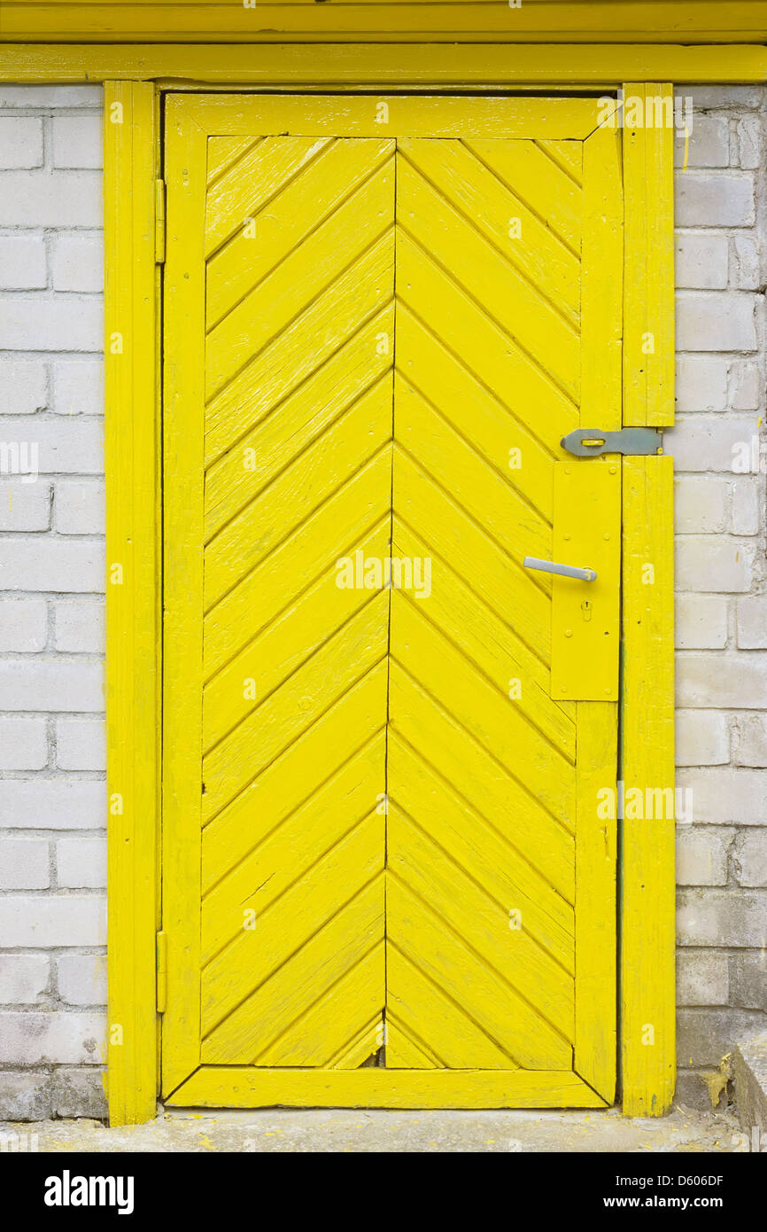 Yellow painted door hi-res stock photography and images - Alamy