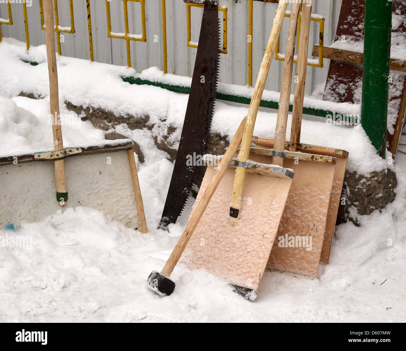 Shovels hi-res stock photography and images - Alamy