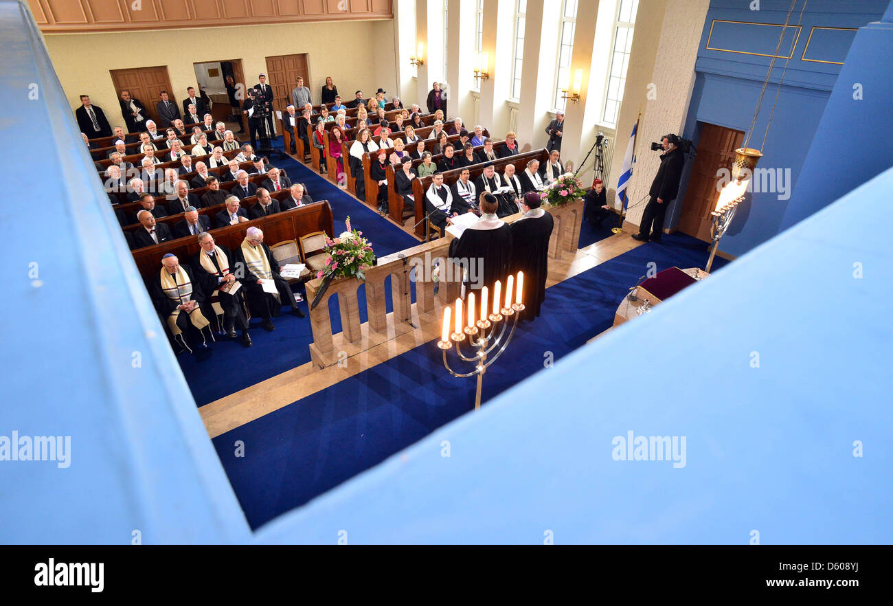 Jewish rabbi sing hi-res stock photography and images - Alamy