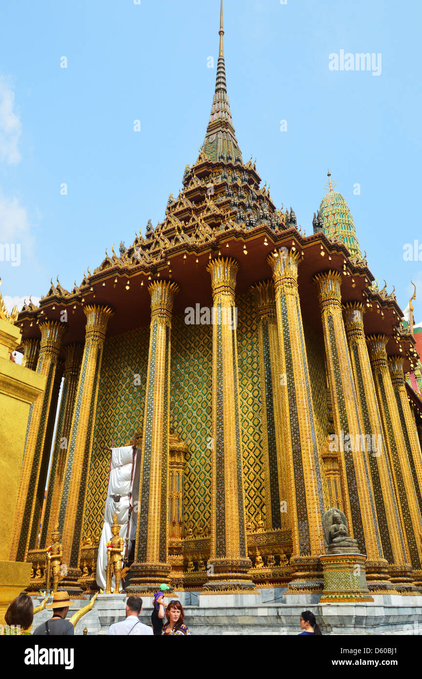 Emerald buddha temple hi-res stock photography and images - Alamy