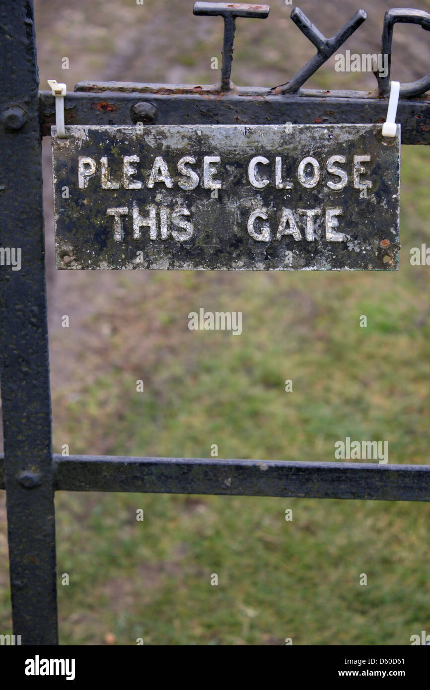 please close the gate sign notice in wales, great britain, uk Stock ...