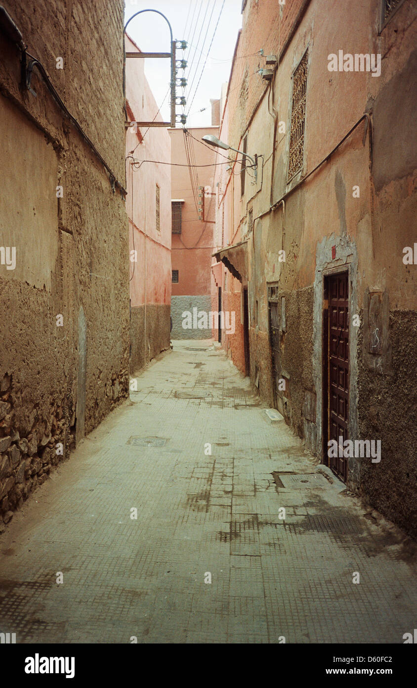 Narrow passageway backstreet back alley alley alleyway hi-res stock ...