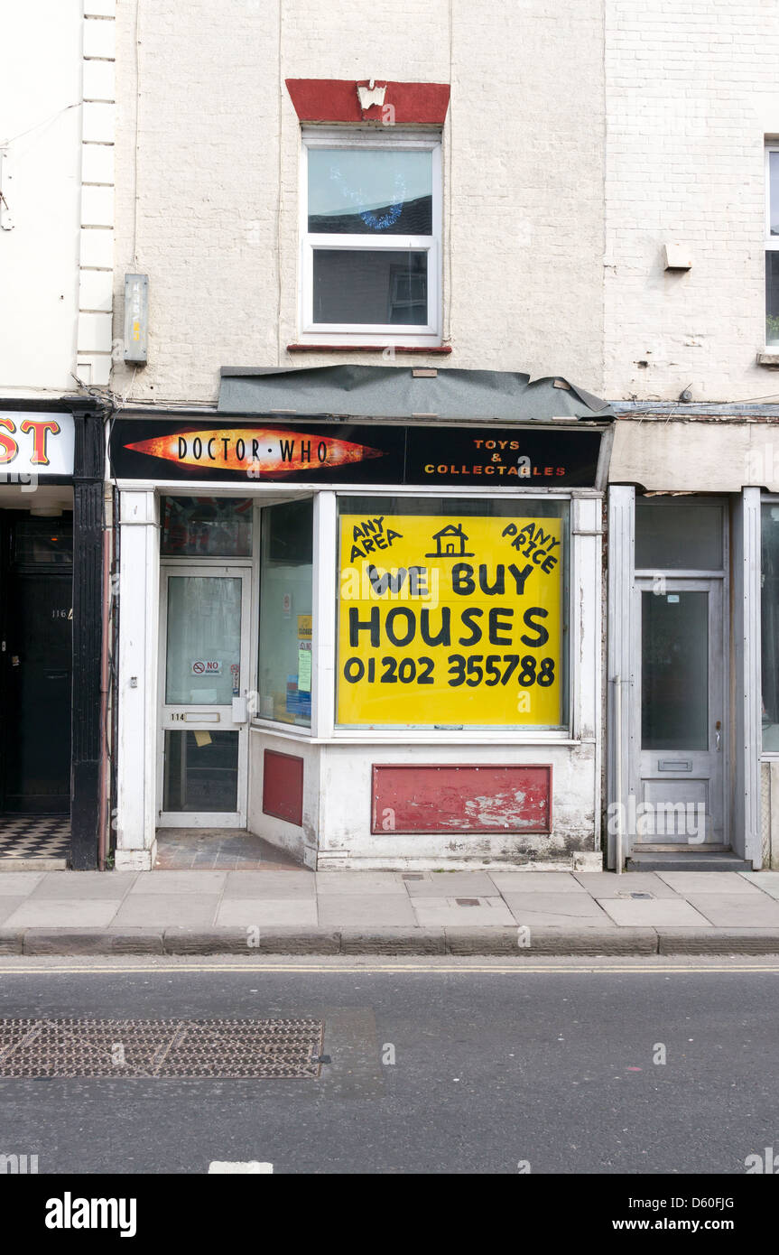 Empty shop with sign in window Stock Photo - Alamy