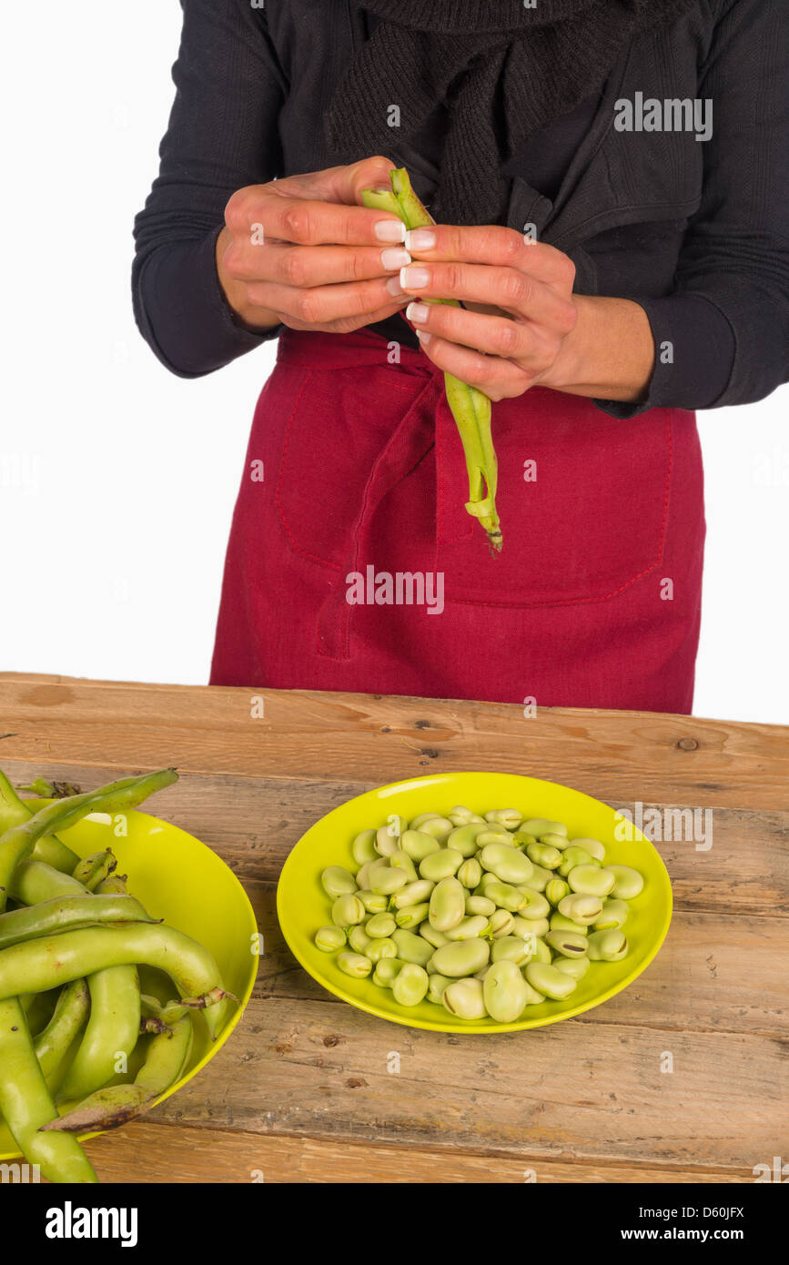Female hands peeling fresh green beans on a plate Stock Photo - Alamy