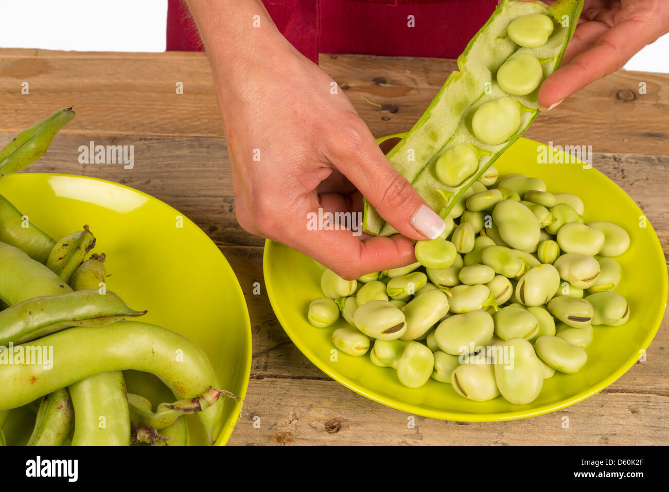 Female hands peeling fresh green beans on a plate Stock Photo - Alamy