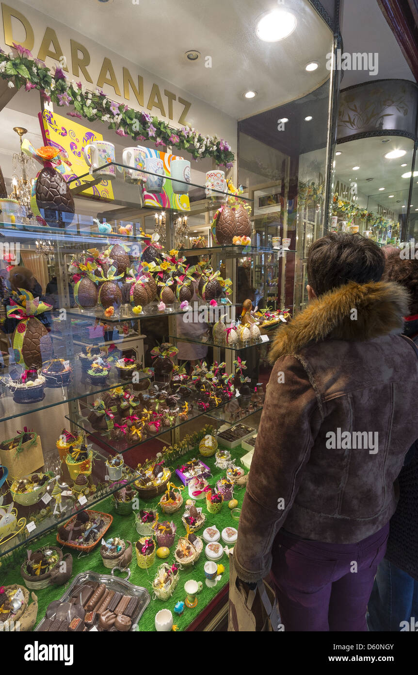 Easter eggs window display hi-res stock photography and images - Alamy