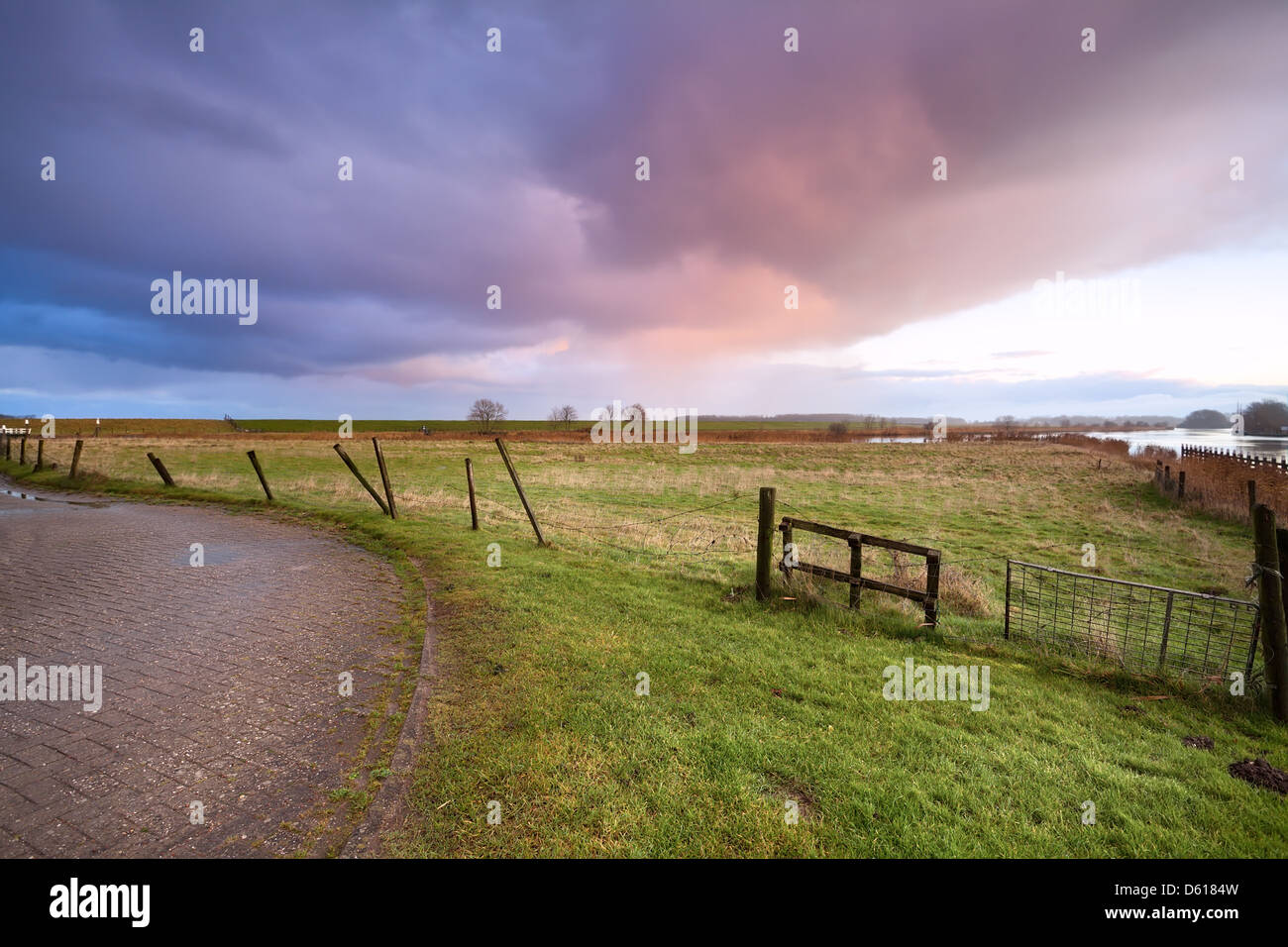 Sunrise and fence hi-res stock photography and images - Alamy