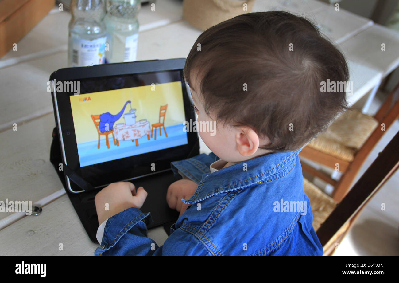 Child watching tv and 10 year hi-res stock photography and images - Alamy