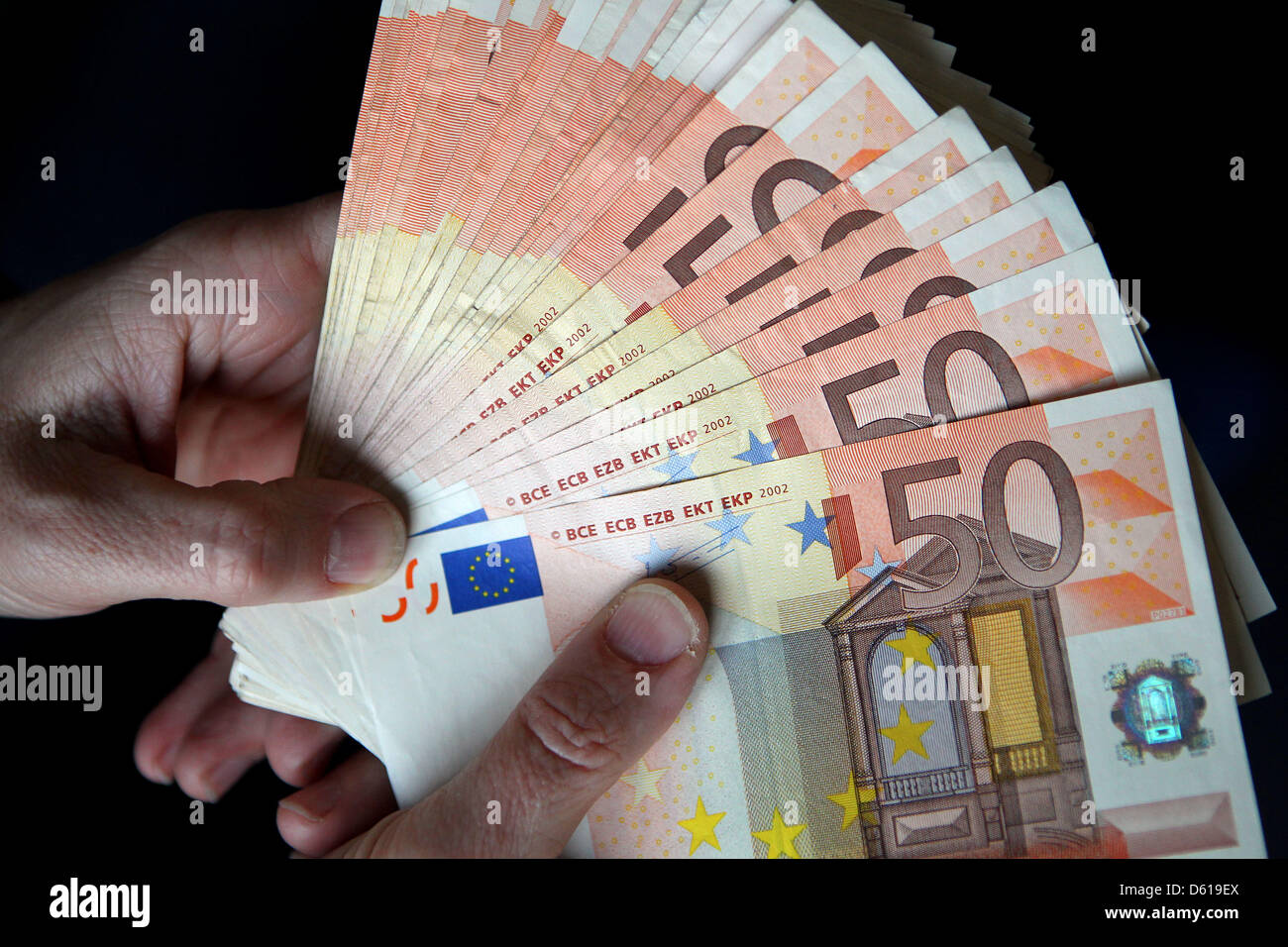 ILLUSTRATION - A hand holds 50 euro banknotes in Leipzig, Germany, 03 ...
