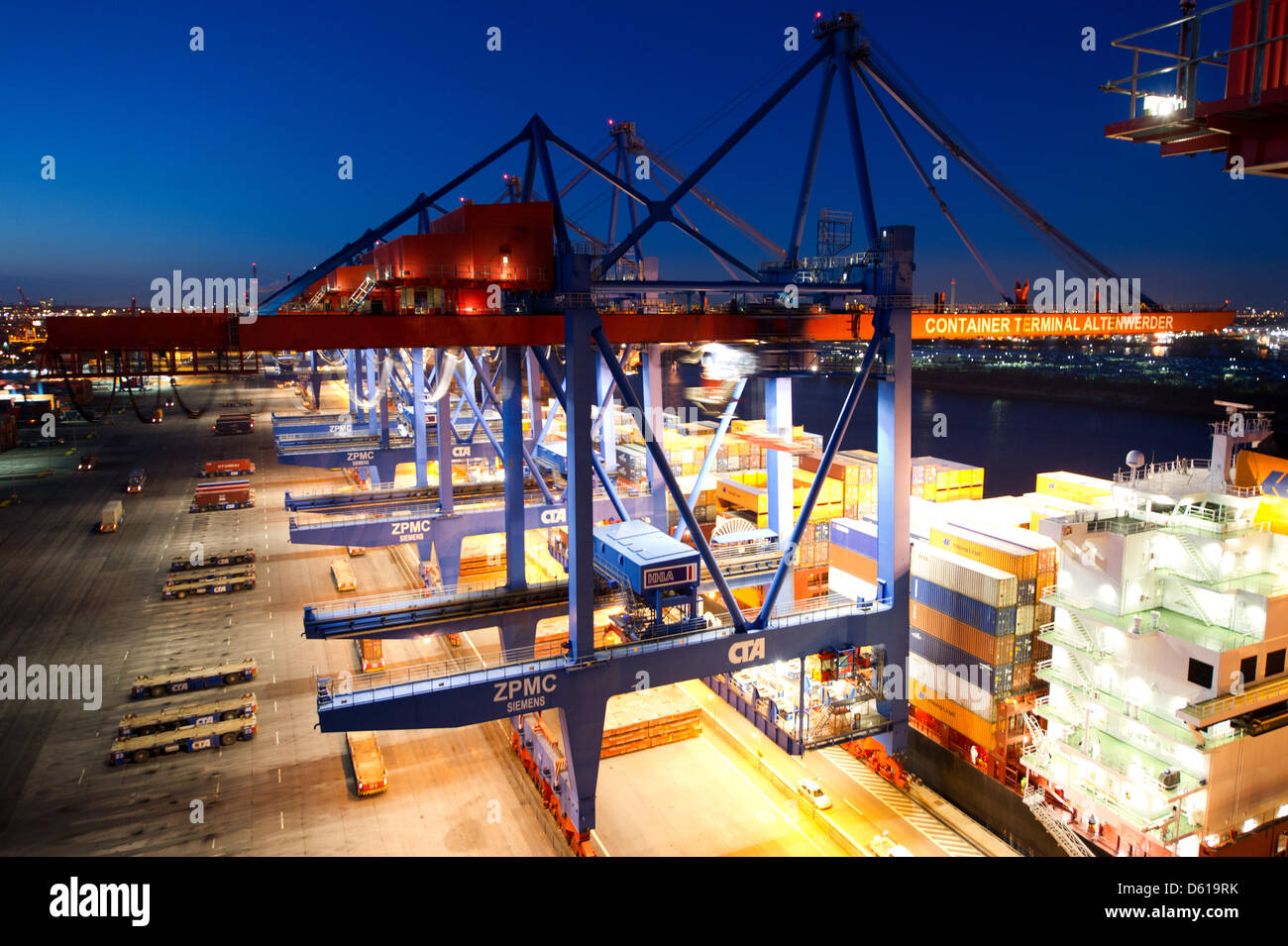 Containers are being transported at the container terminal Altenwerder ...