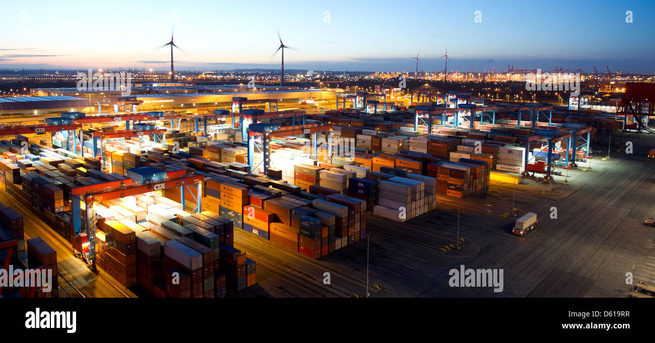 Containers are being transported at the container terminal Altenwerder ...
