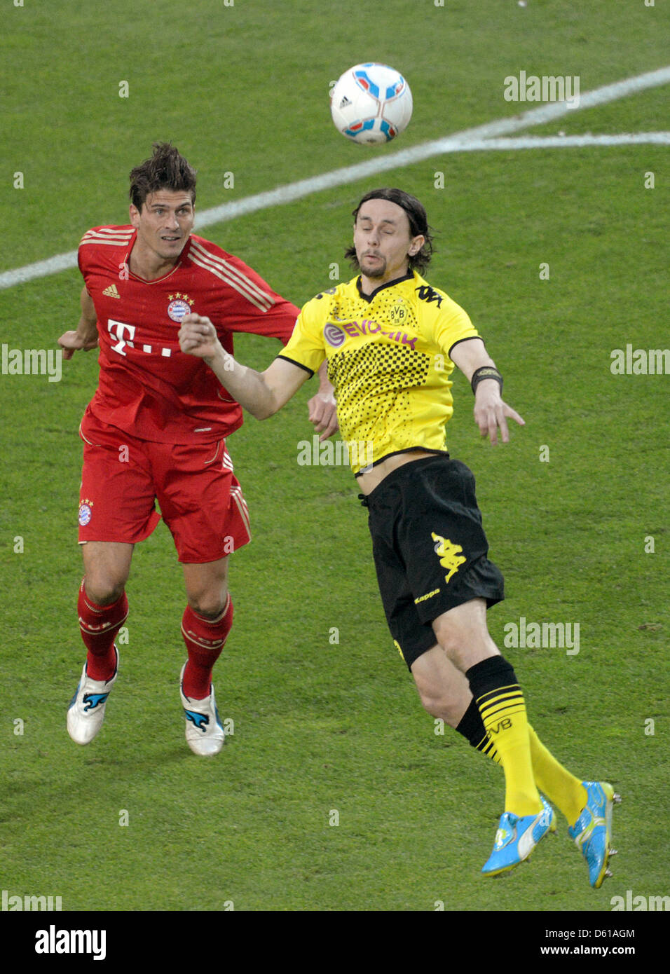 Dormund's Neven Subotic (R) vies for the ball with Munich's Mario Gomez ...