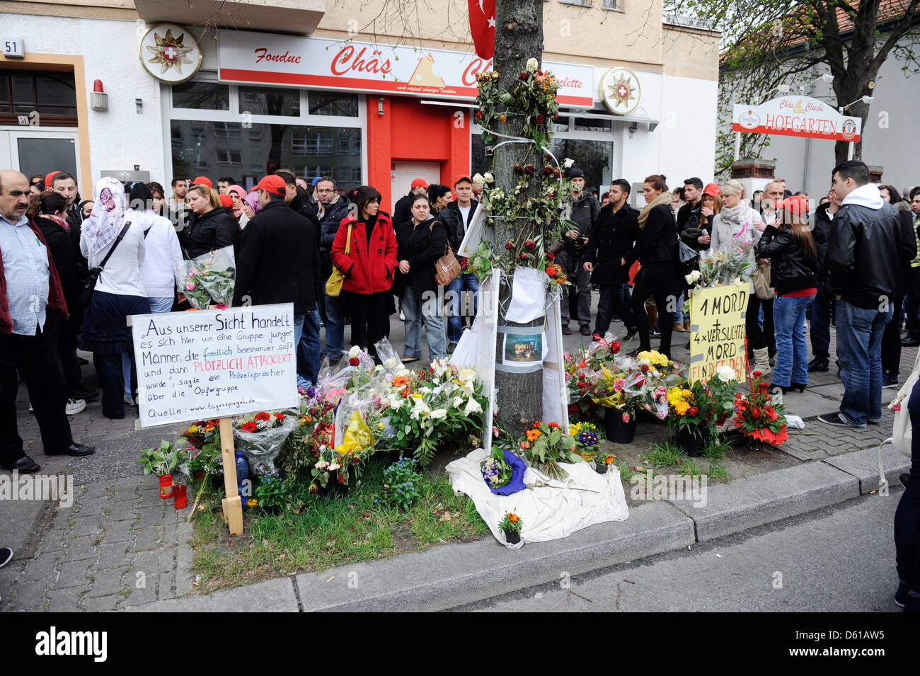 Numerous people commemorate murder victim Burak B. at the site of the ...